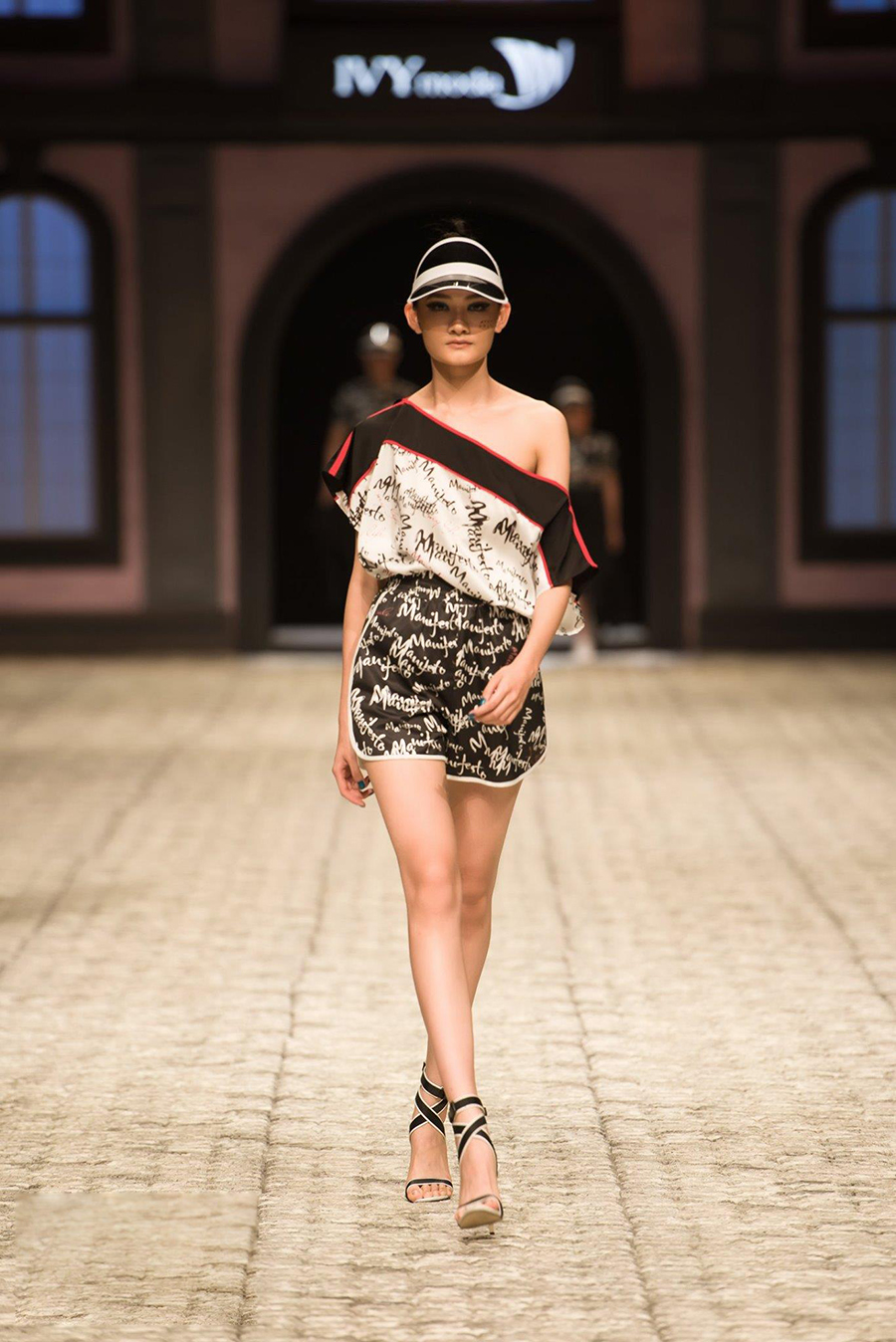 Thời trang Việt - Khẳng định vị thế "VỮNG CHẮC" trên sân nhà